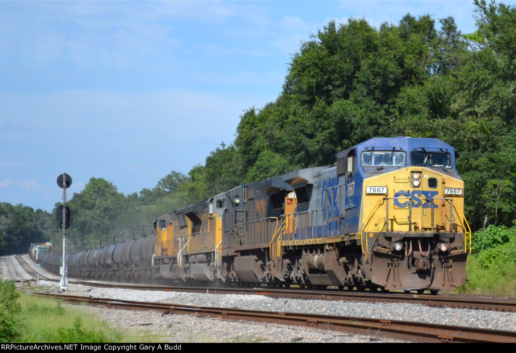 CSX CW40-8 7667LEADING Q613 WITH U.P. HELP